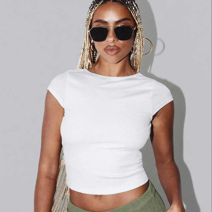 Stilla | Trendy Kort Top Med Udsnit Og Korte Ærmer